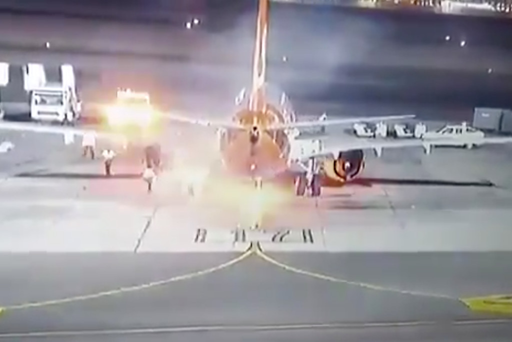 Kigyulladt egy ukrán 737-es egyik futóműve leszállás után Kigyulladt egy ukrán 737-es egyik futóműve leszállás után