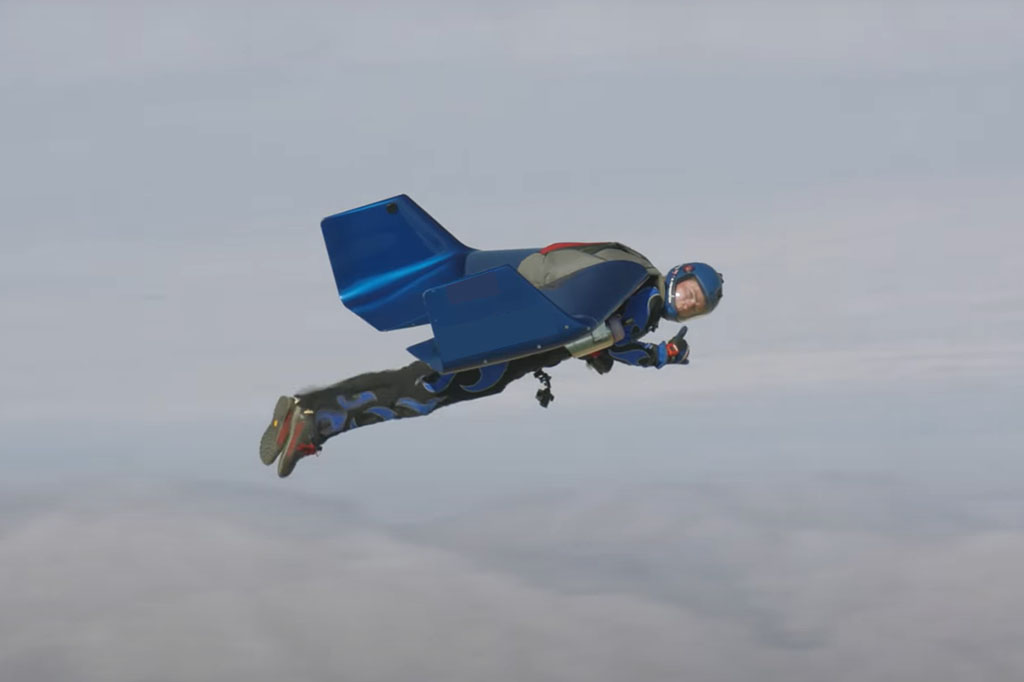 Jetpackkel repülő ember közelített meg egy Los Angelesben leszálló ...